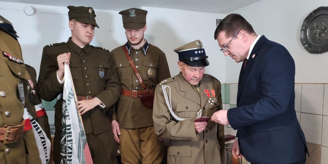 Porucznik Edward Ciupak ps. "Mały" został odznaczony Krzyżem Oficerskim ...