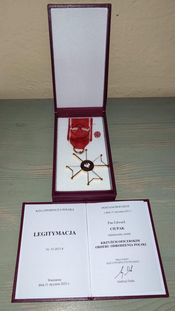 Porucznik Edward Ciupak ps. "Mały" został odznaczony Krzyżem Oficerskim ...
